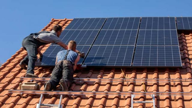 Aufdach-Photovoltaikanlage: Montage, Kosten, Besonderheiten